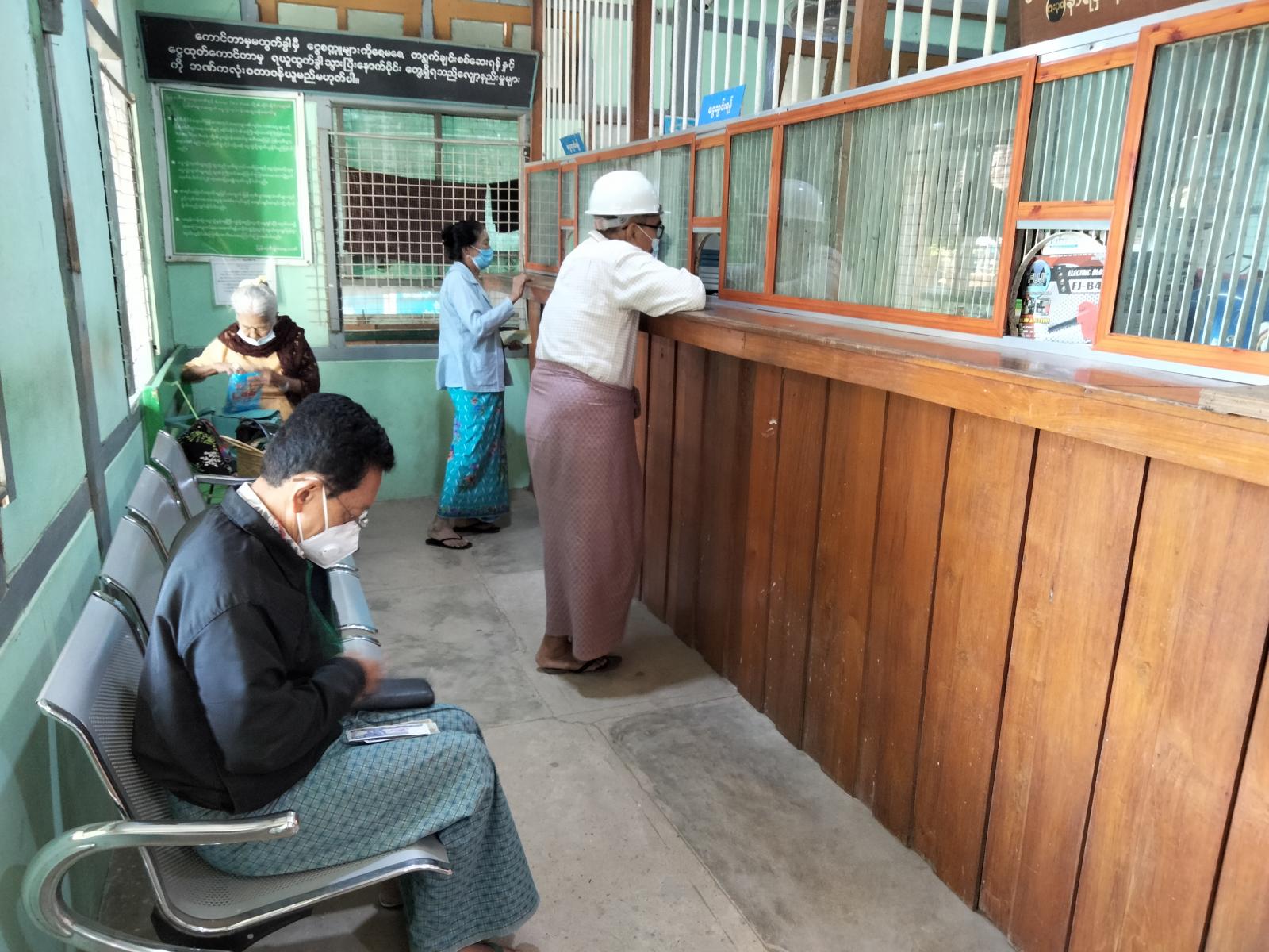 နတ်မောက်မြို့၌ အငြိမ်းစားဝန်ထမ်းများအား ပင်စင်လစာငွေများထုတ်ပေး